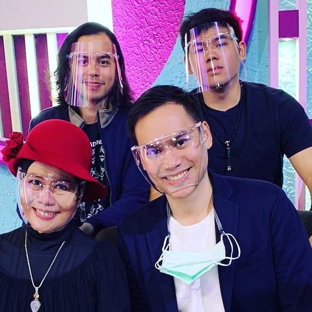 7 Potret Harmonis Dewi Yull dan Keluarga, Awet Muda di Usia 60 Tahun ...