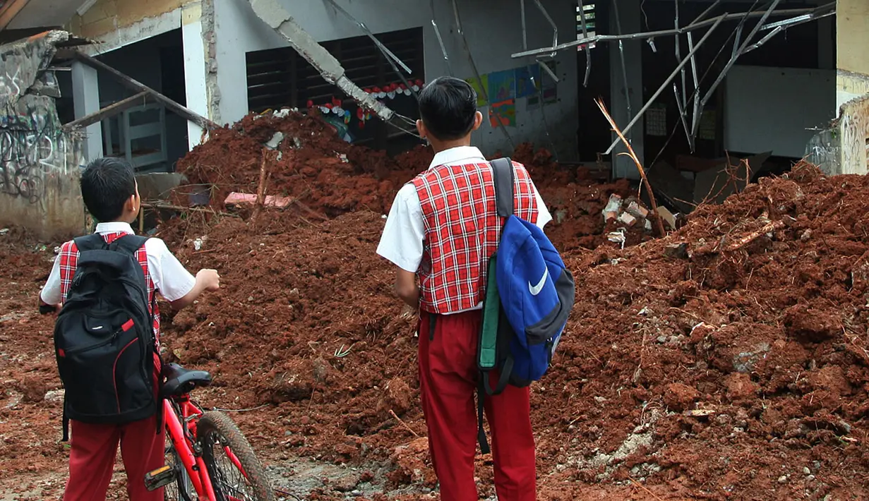 FOTO: Truk Proyek Tol Timpa Bangunan SD Bambu Apus Pamulang - Foto ...