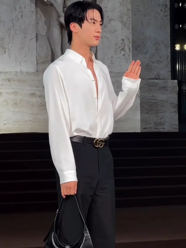 Pesona Jin BTS di Gucci Milan Fashion Week, Tampil Simple dengan Kemeja Putih Mengekspos Dada ...