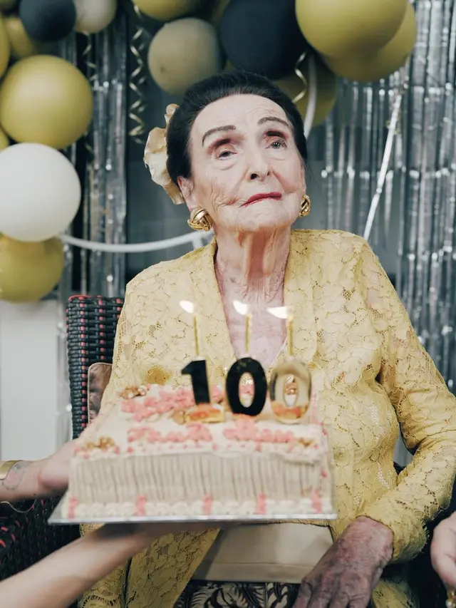 7 Potret Sharena Delon Rayakan Ulang Tahun Sang Nenek yang ke-100 ...