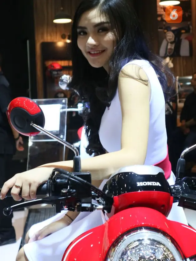 Terpesona Senyum Manis Cewek Honda di IMOS 2018 - Otomotif Liputan6.com