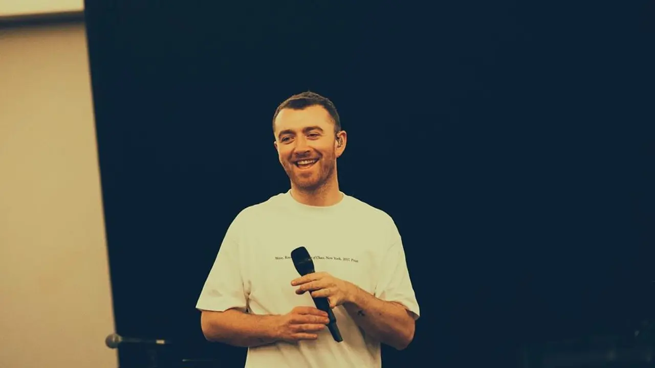 Sam Smith Kedapatan Cium Mesra Desainer Francois Rocci di Pinggir Jalan ...