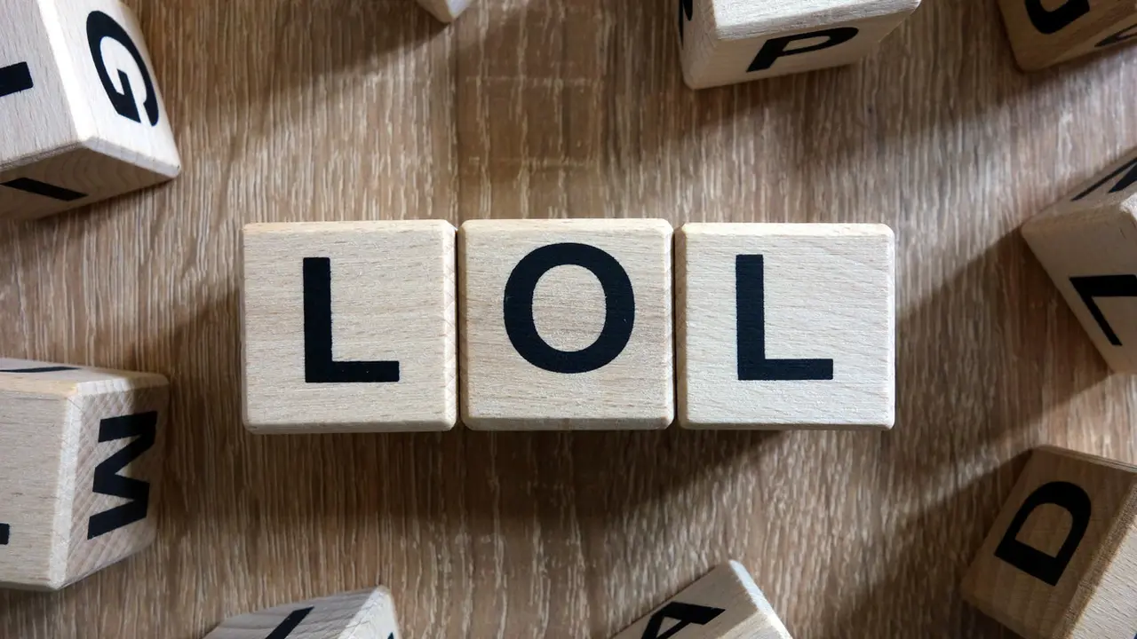 30 Pantun Lucu, Candaan Sederhana yang Menghibur - Ragam Bola.com