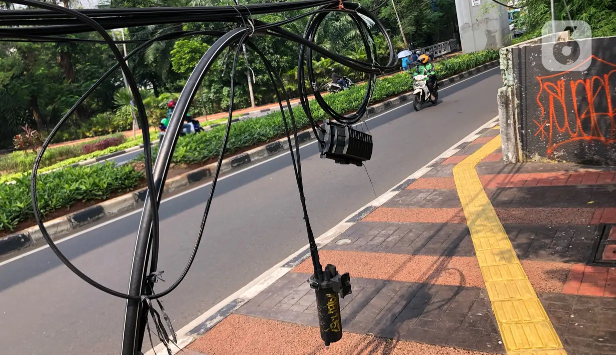 FOTO: Instalasi Kabel Dibiarkan Semrawut di Kebayoran Baru - Foto ...