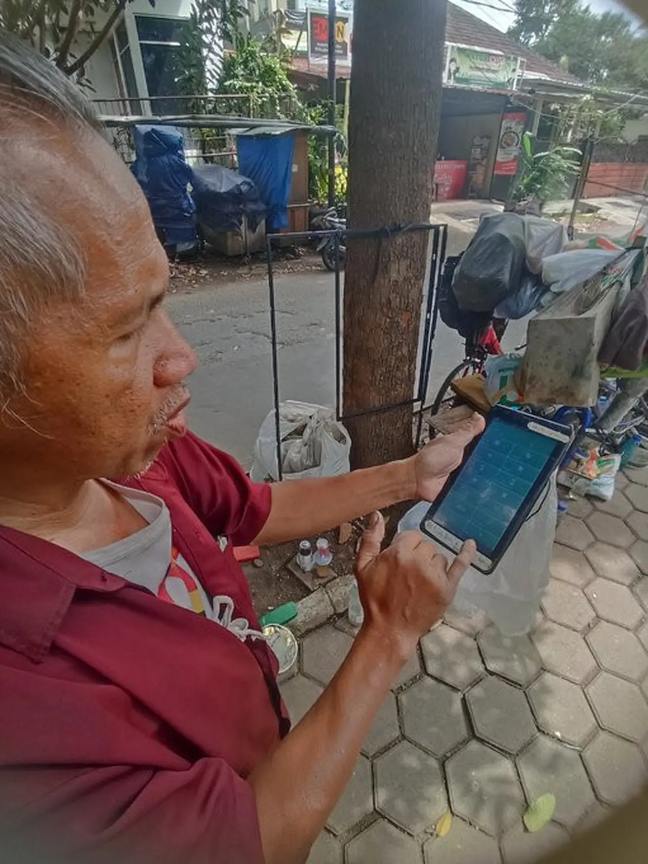Viral Pria Ini Tawarkan Jasa Cas HP Tenaga Listrik Manual, Netizen: Enggan Mengemis - Hot ...
