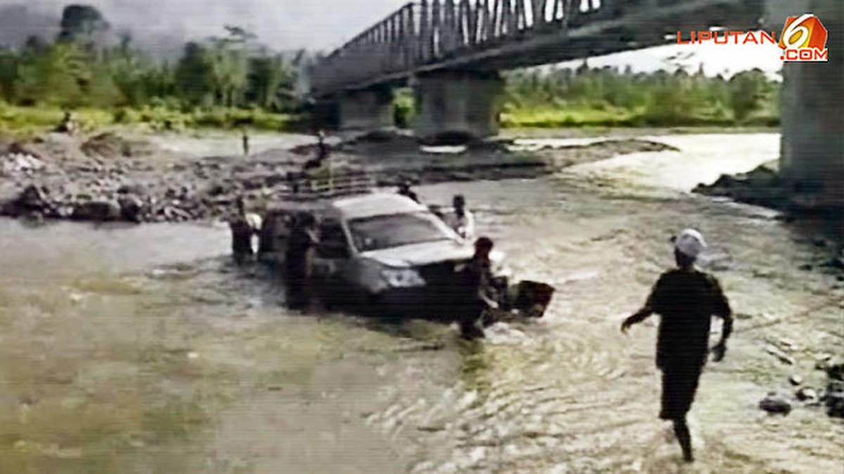 VIDEO: Jembatan di Seram Maluku Putus Diterjang Banjir - News Liputan6.com