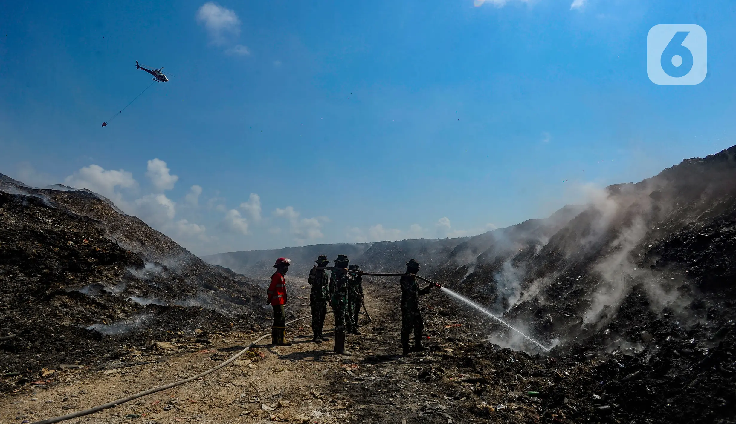 Raider TNI AD dan Helikopter Water Bombing Dikerahkan Padamkan Kebakaran TPA Suwung Denpasar ...