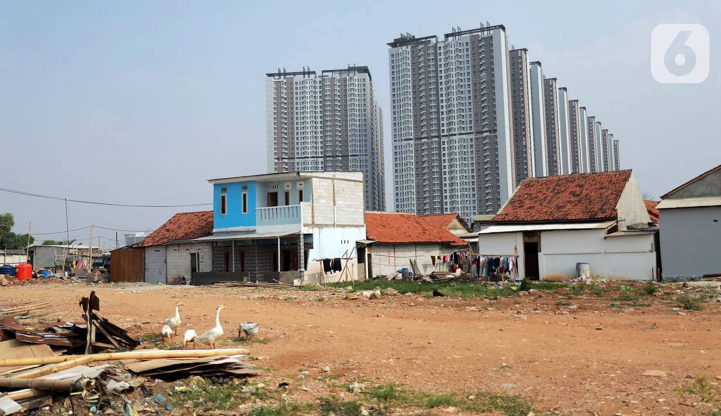 Aktivitas Warga yang Langsung Berbatasan dengan Pembangunan PIK 2 ...