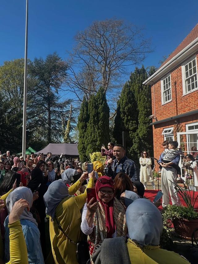 7 Potret Liburan Gilang Dirga di London, Ikut Halalbihalal Bareng Dubes RI
