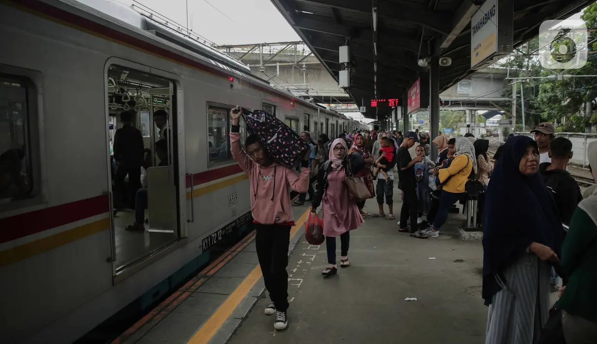 FOTO: Malam Tahun Baru, KRL Beroperasi Hingga Dini Hari - Foto Liputan6.com