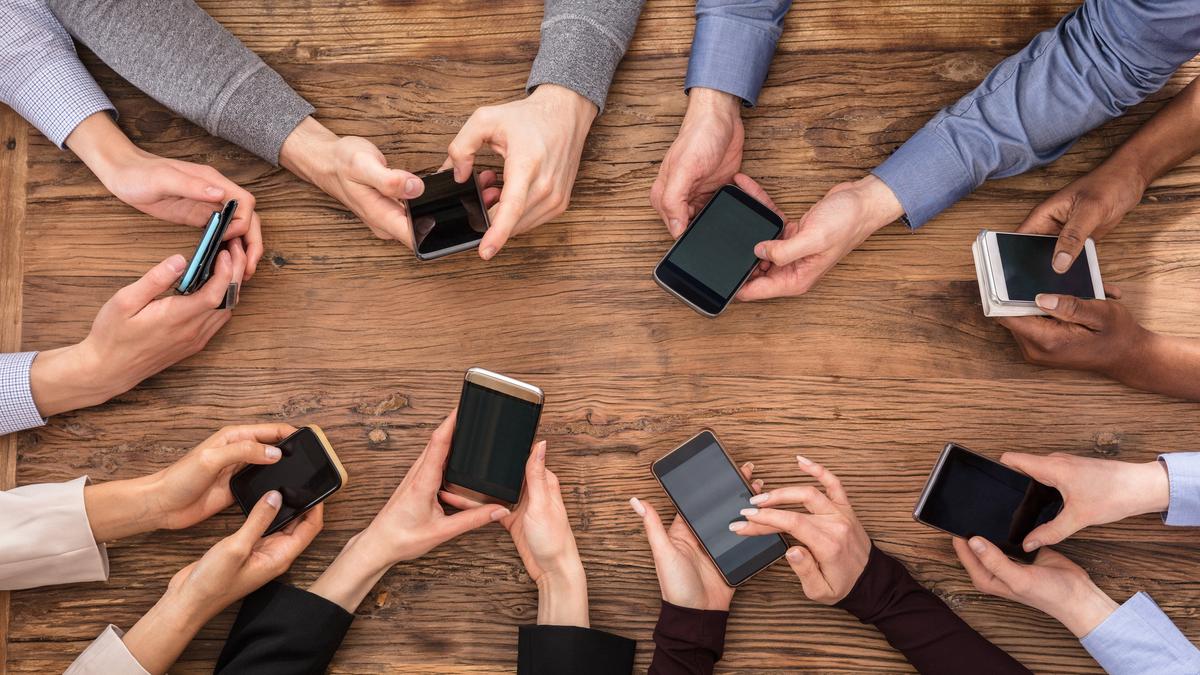 Katanya Buka Bersama, Tapi Kok Malah Sibuk Sama Ponsel Masing-masing? - Lifestyle Fimela.com