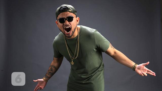 Roy Ricardo Kritik Penggunaan Barang Palsu Lewat Musik - ShowBiz ...