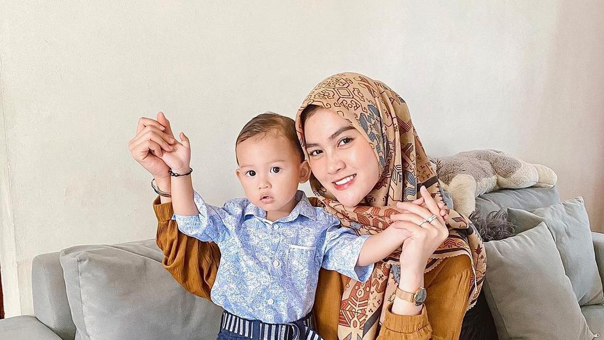 6 Potret Henny Rahman Saat Asuh Baby Zayn, Jadi Mama Milenial - Hot ...