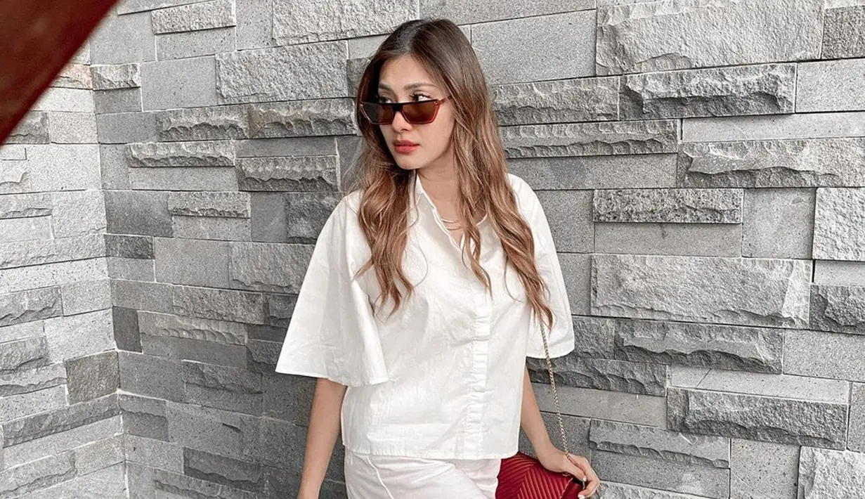 Potret Demmy Febriana Kenakan Outfit Putih, Memesona di Usia 33 Tahun ...