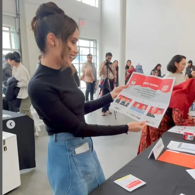 Cinta Laura Tampil Modis Saat Mencoblos Pemilu 2024 di New York ...