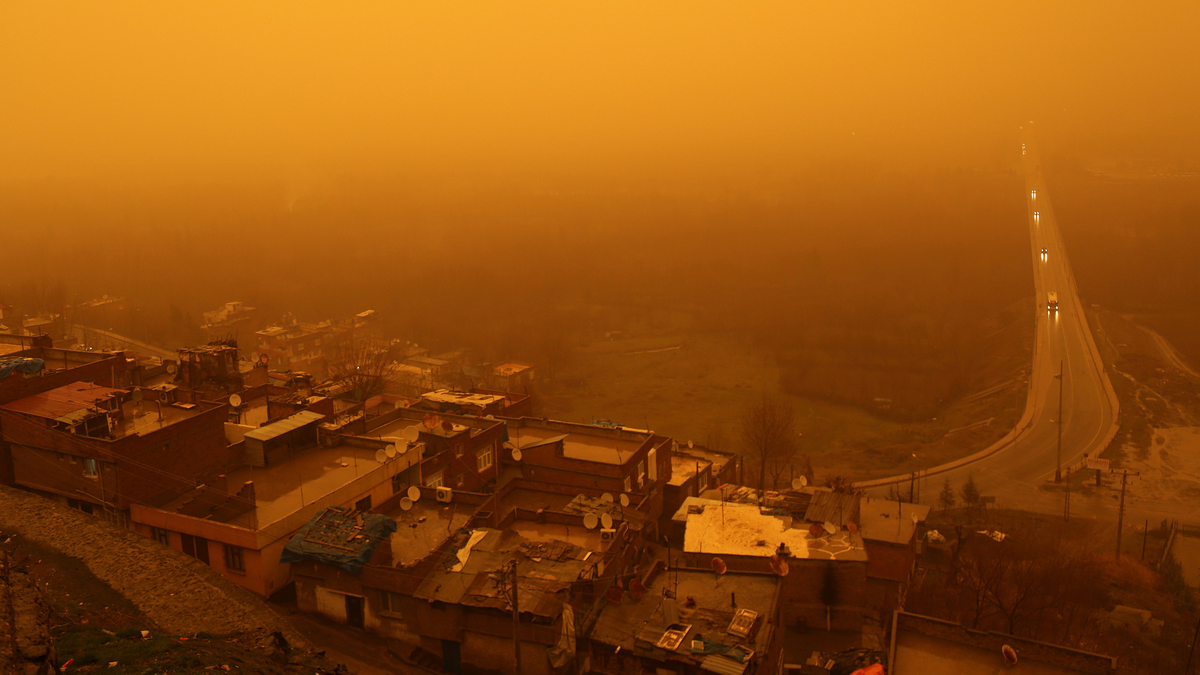 FOTO: Badai Pasir, Langit Turki Jadi Kuning - Foto Liputan6.com