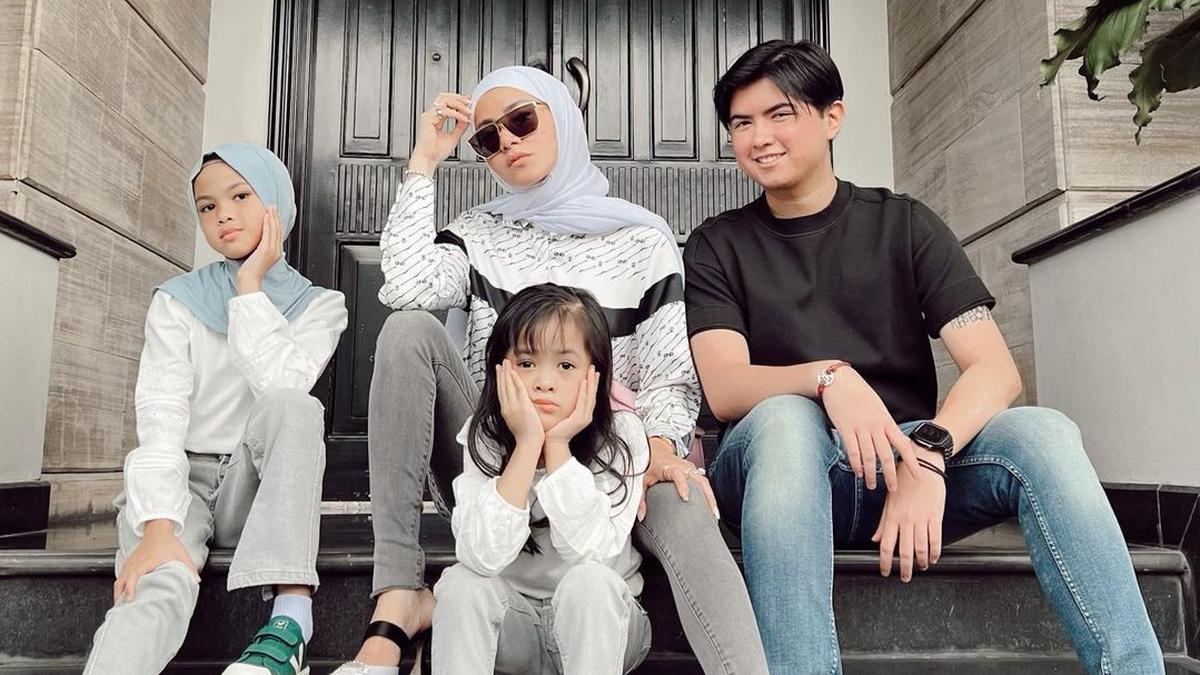 6 Potret Kebersamaan Anak Olla Ramlan, Sean Alexander Bersama Adik ...