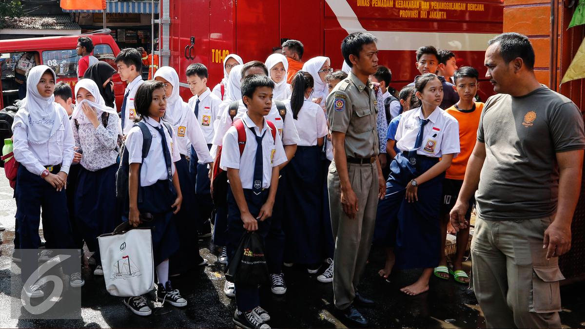 Api Lahap Tiga Ruangan di SMPN 49 Jakarta - Foto Liputan6.com