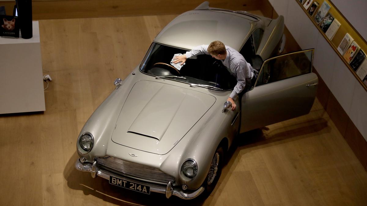 Mobil James Bond Bakal Dilelang, Berapa Harganya?