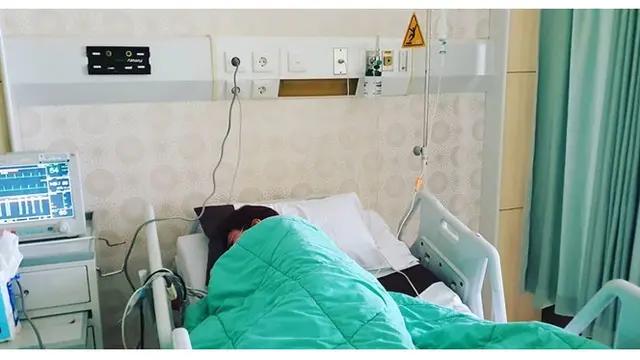 Istri Kena Stroke, Ini 6 Potret Ferry Irawan Dampingi Anggi Novita ...