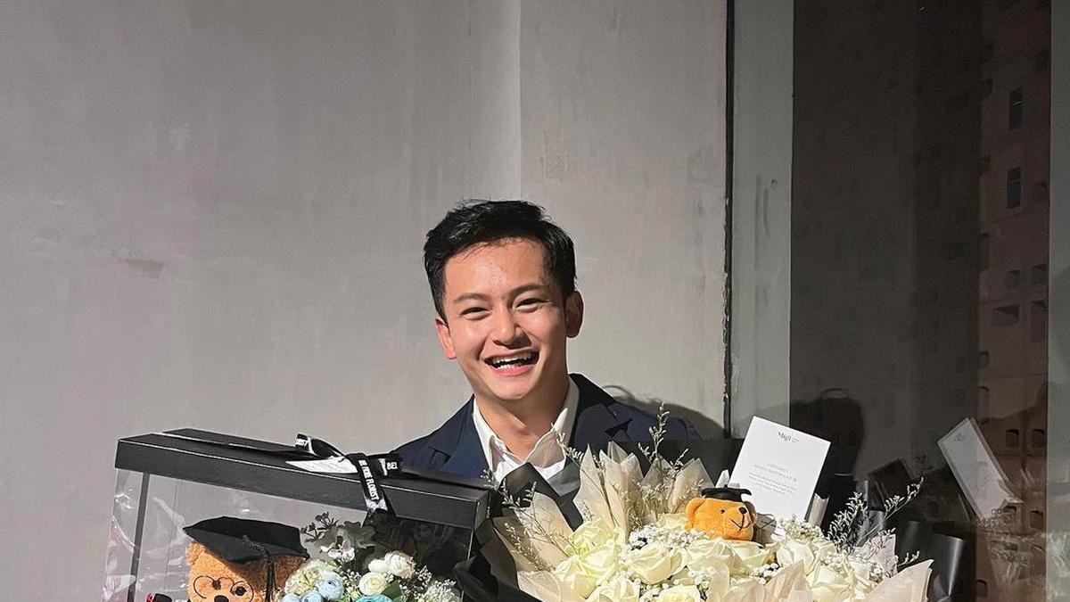 6 Potret Randy Martin Lulus Sidang Skripsi Dihadiri Ria Ricis, Kenang ...