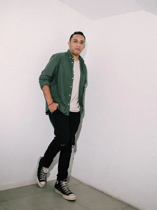 Akhirnya Go Public, Ini 6 Potret Dennis Talakua Kekasih Baru Marion Jola