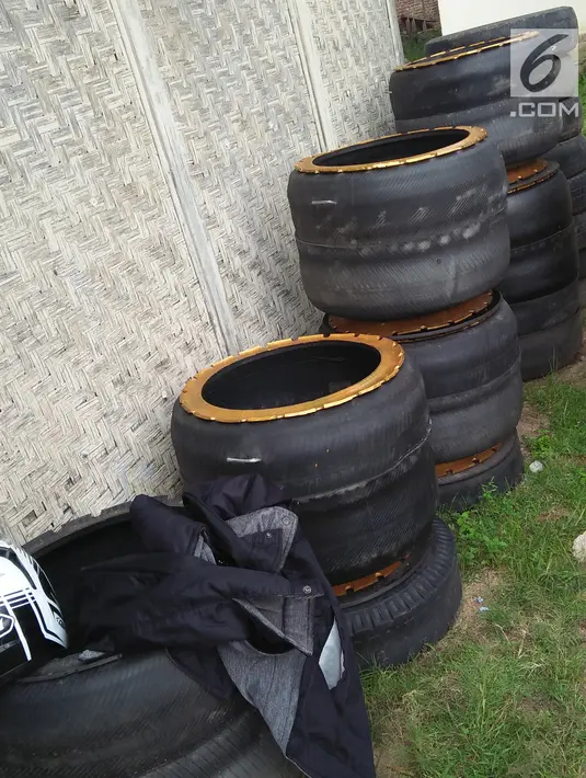 FOTO: Memoles Ban Bekas Menjadi Produk Berkelas - Foto Liputan6.com