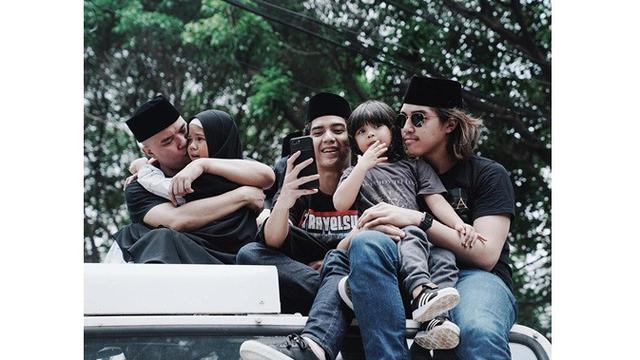 7 Potret Kebersamaan Al, El, Dul dengan Ali, Putra Bungsu Ahmad Dhani ...