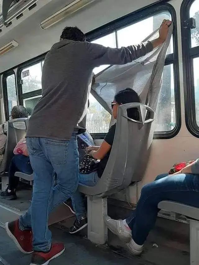 8 Potret Nyeleneh Orang Saat Naik Bus Ini Bikin Geleng Kepala - Hot Liputan6.com