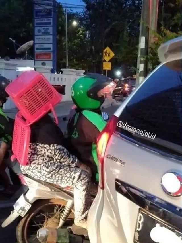 6 Aksi Emak-Emak Pakai Benda Pengganti Helm Ini Nyeleneh, Kocak - Hot Liputan6.com