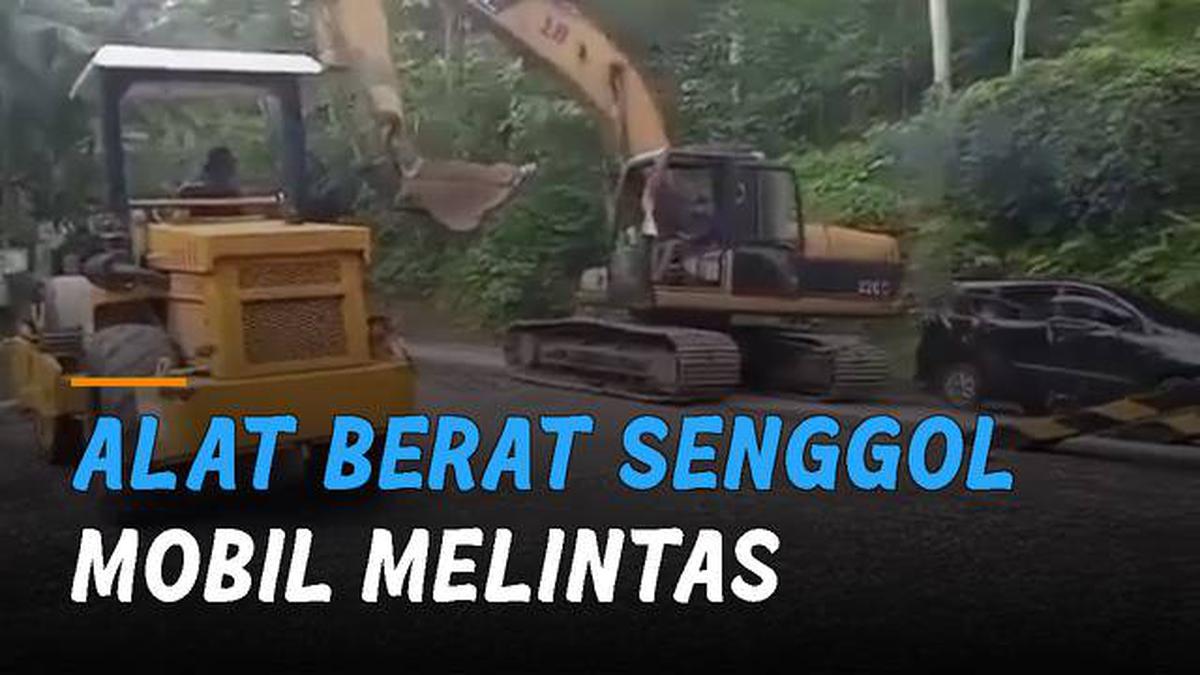 VIDEO: Alat Berat Senggol Mobil Melintas, Netizen Bingung Siapa yang Salah