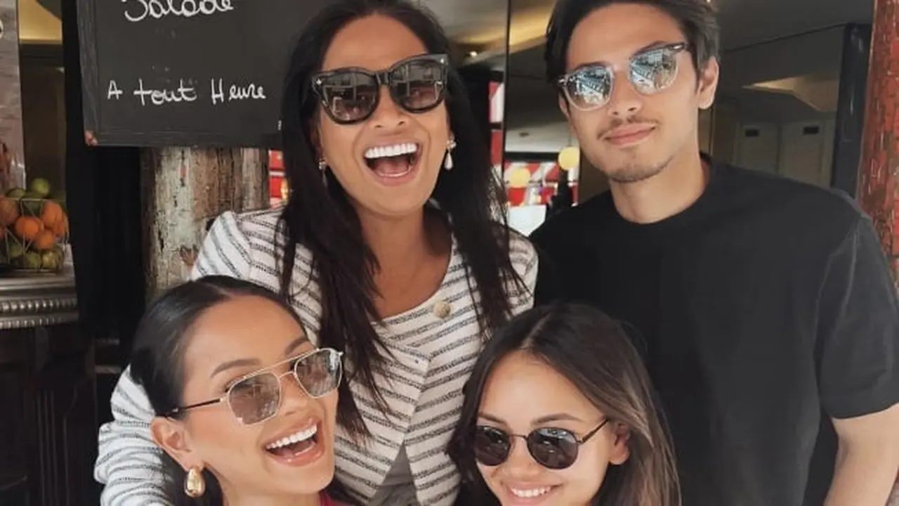 10 Potret Cantik Risa Dewi, Ibunda Alyssa Daguise yang Punya Gaya Menawan - Entertainment Fimela.com