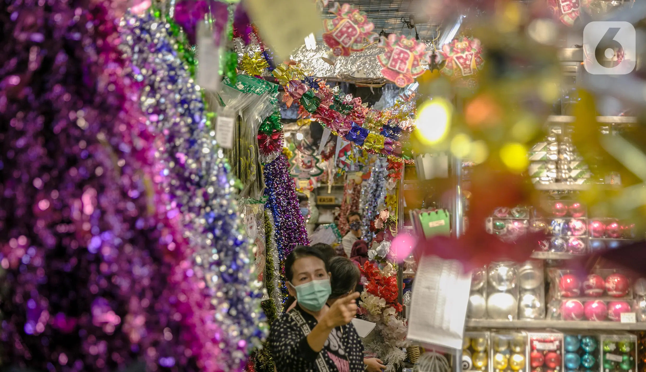 FOTO: Penjualan Pernak-pernik Bertema Natal di Pasar Asemka - Foto Liputan6.com