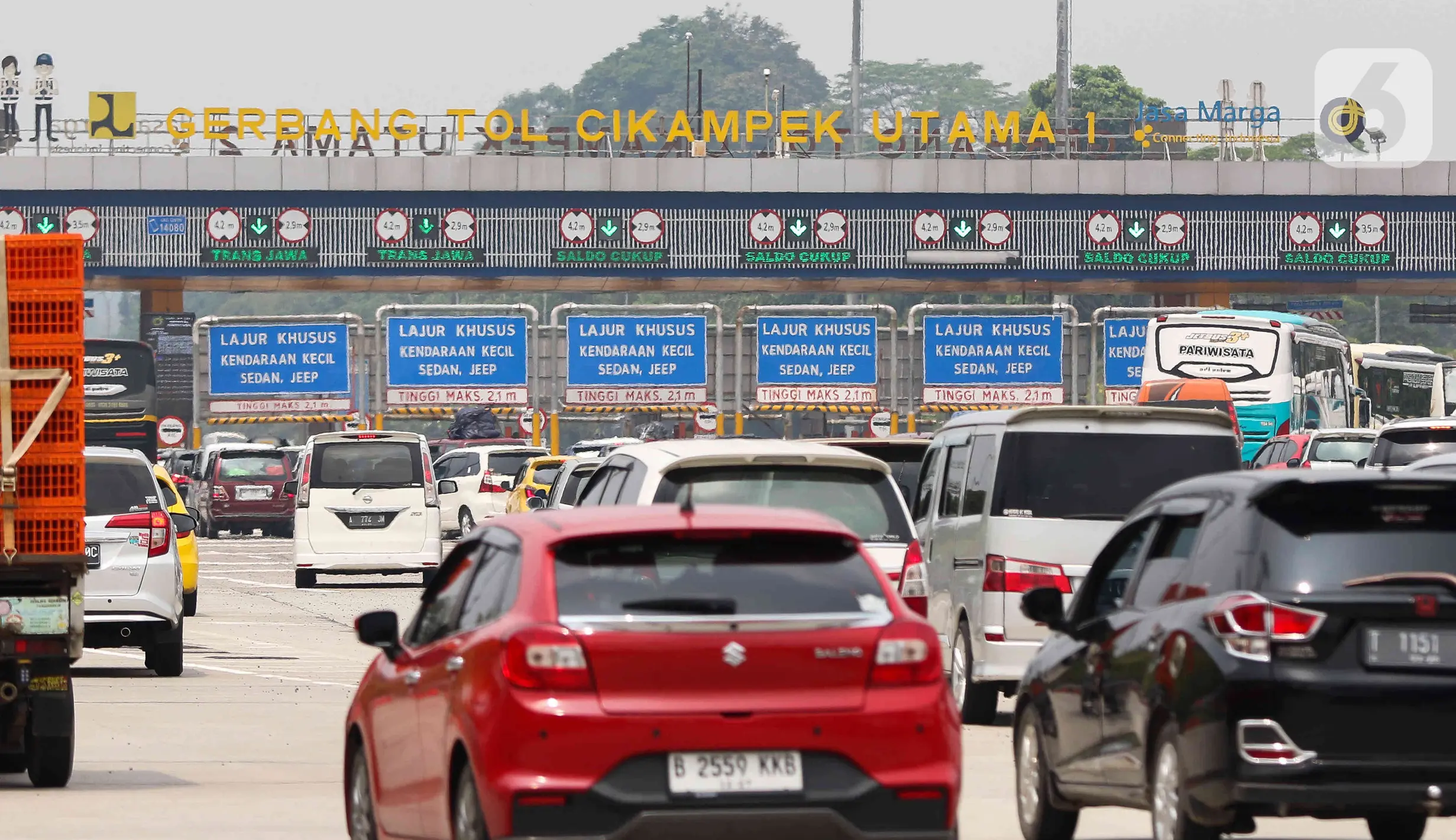 H-2 Lebaran Idul Fitri, Arus Lalin di Gerbang Tol Cikampek Utama Ramai Lancar - Foto Liputan6.com