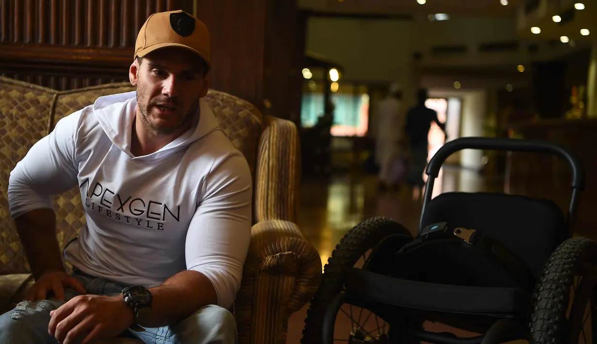 FOTO: Pakai Kursi Roda, Pria Australia Ini Siap Daki Everest - Foto ...