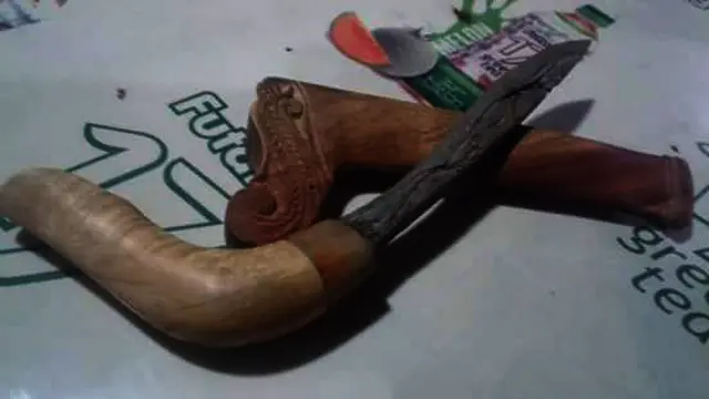 Tangan Gaib di Balik Pembuatan Badik Pusaka Raja Bone - Regional ...