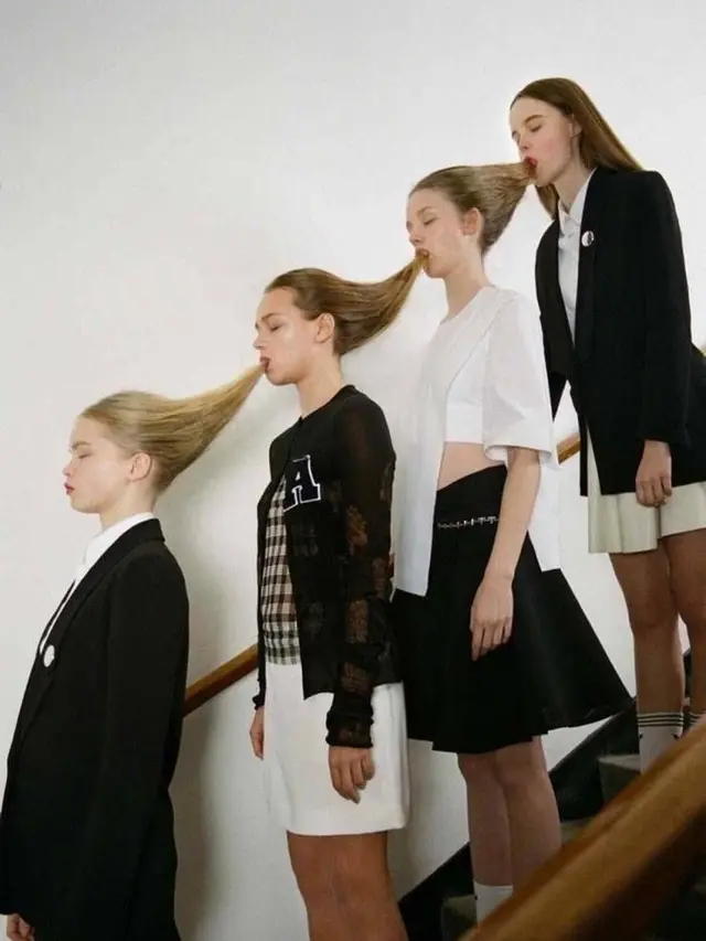 7 Inspirasi Ide Pose Foto Bareng Bestie Ini Gayanya Kocak Banget - Hot ...