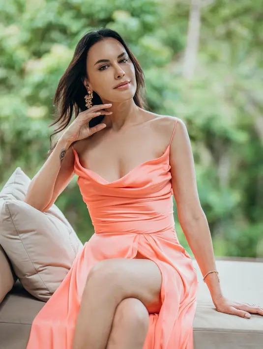 FOTO: Bak Bidadari Turun dari Khayangan, Pose Sophia Latjuba dalam ...