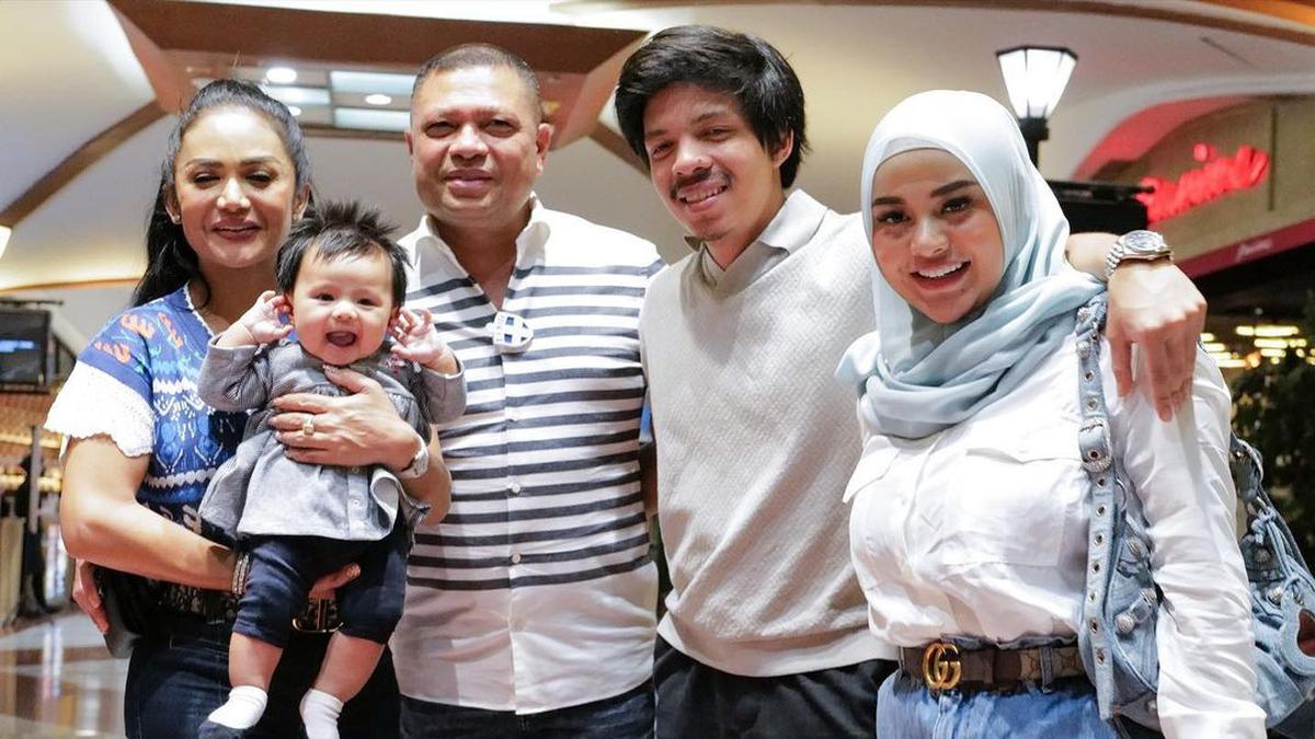 6 Potret Ameena Dinner Bareng Krisdayanti, Makin Lengket dengan Nenek ...