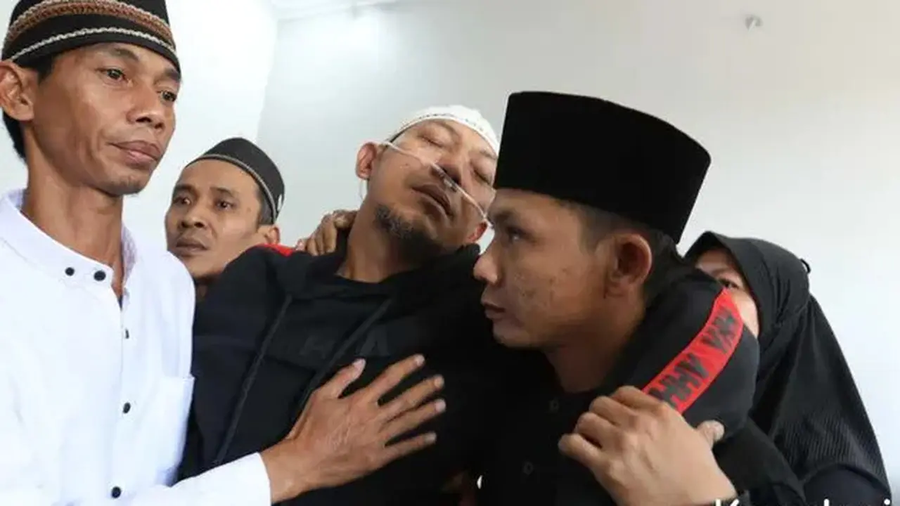Potret Lemas Suami Mpok Alpa, Jalan Harus Dipapah dengan Selang Oksigen ...
