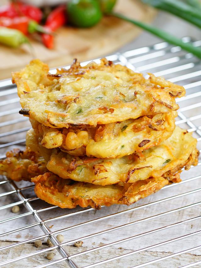 7 Resep Bakwan Sayur Renyah untuk Camilan Kumpul Keluarga - Food Fimela.com