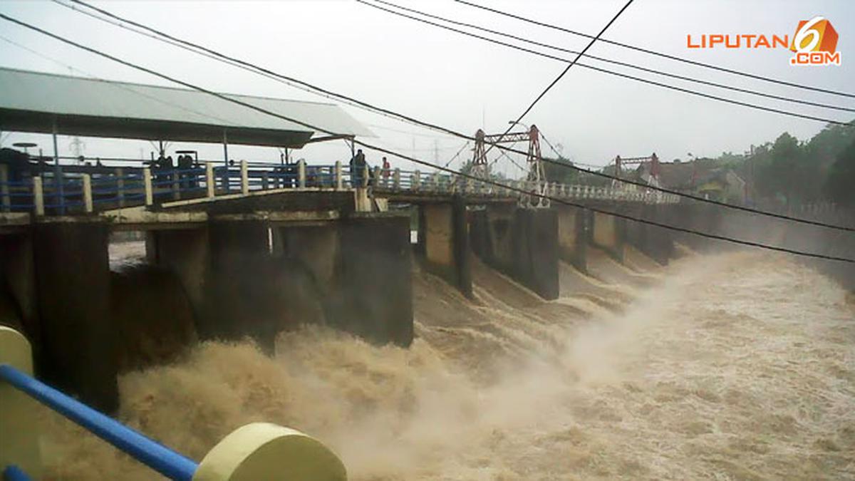 Awas Banjir! Pintu Air Manggarai Siaga 1 - News Liputan6.com