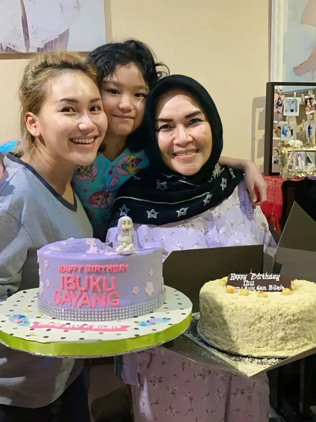 5 Potret Umi Kalsum Rayakan Ulang Tahun, Ayu Ting Ting Minta Maaf Kejutannya Sederhana - ShowBiz ...