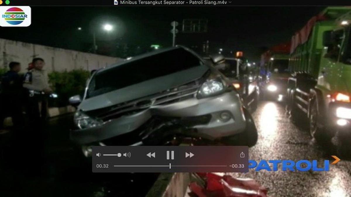 Minibus Tersangkut Separator Busway Saat Keluar Tol Slipi - News ...