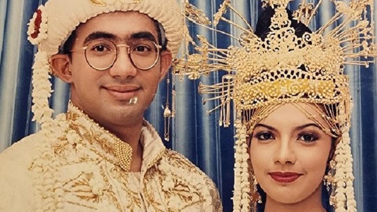 Najwa Shihab Unggah Foto Pernikahan 25 Tahun Lalu, Pakai Baju Adat 2 ...