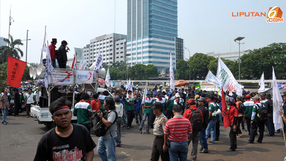 Ribuan Buruh Demo, Semarang-Surabaya Lumpuh - News Liputan6.com