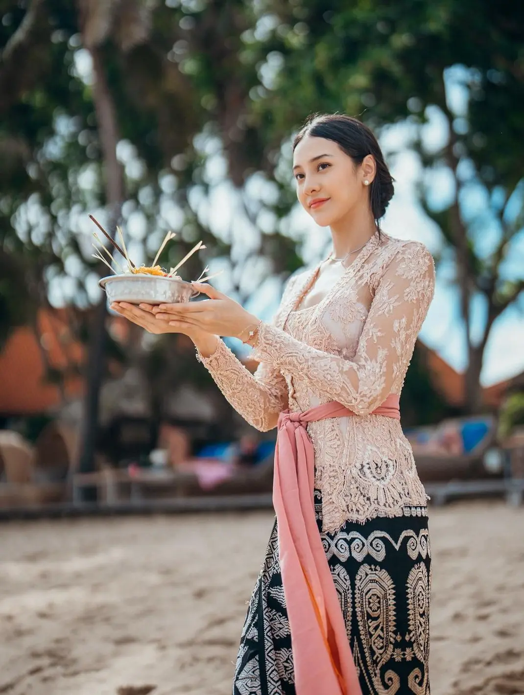 6 Pesona Anggun Khas Gadis Bali dari Anya Geraldine dalam Balutan Kebaya - Photo Fimela.com