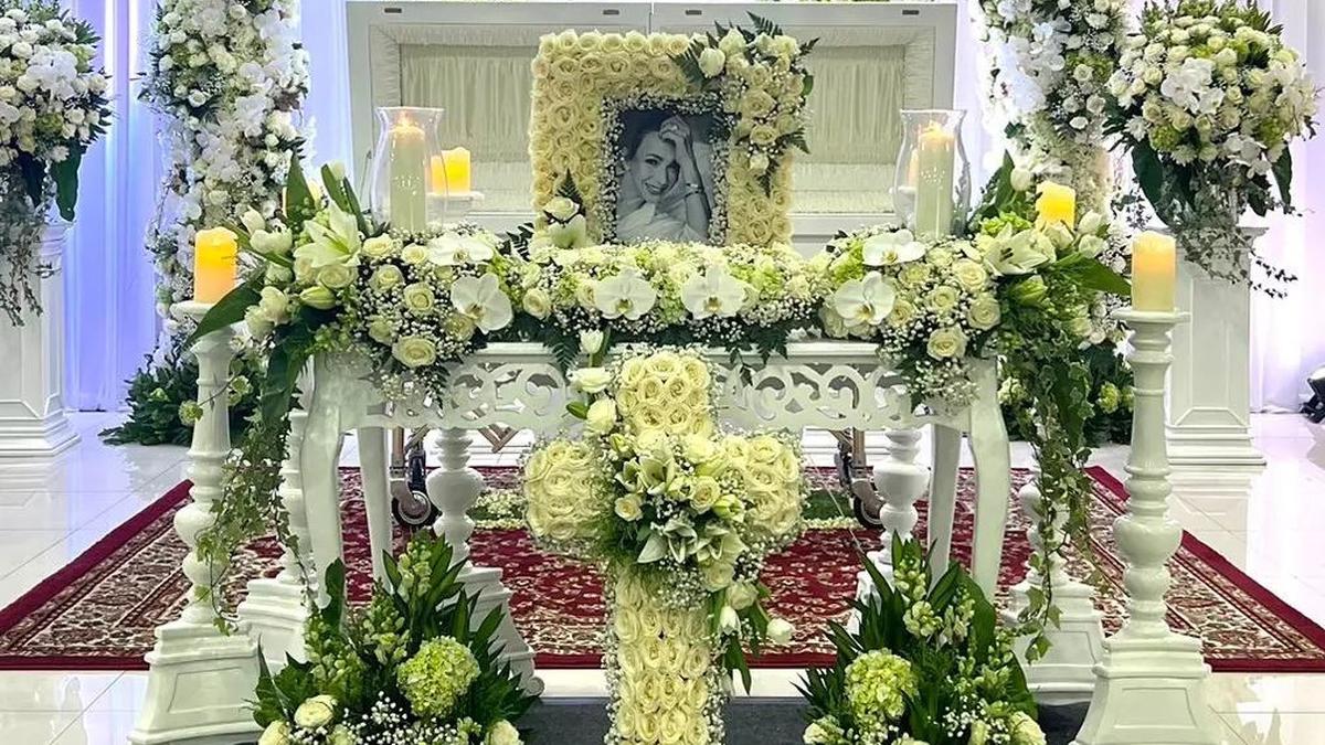 Potret Peti Jenazah Kiki Fatmala Ditemani Salib dari Untaian Bunga ...