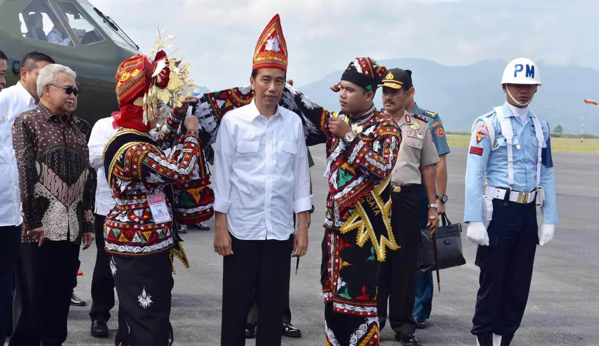 Resmikan Bandara Rembele, Jokowi Diberi Topi Raja - Foto Liputan6.com