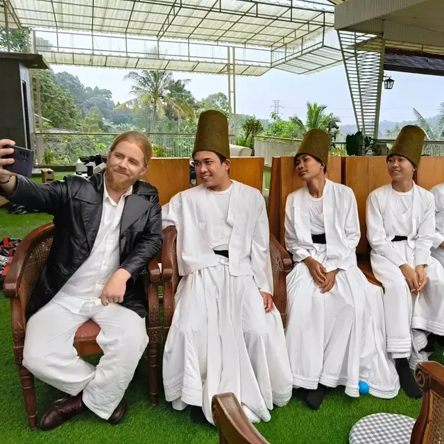 7 Potret Mustafa Vokalis ‘Debu’ Duet dengan Dul Jaelani, Rilis Lagu ...